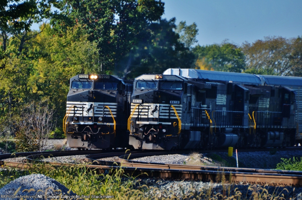 NS 9229 cruises past the waiting Light Engines.